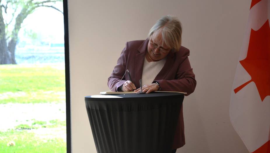 La Médaille du lieutenant-gouverneur remise à Hélène Caron et La Maison ...